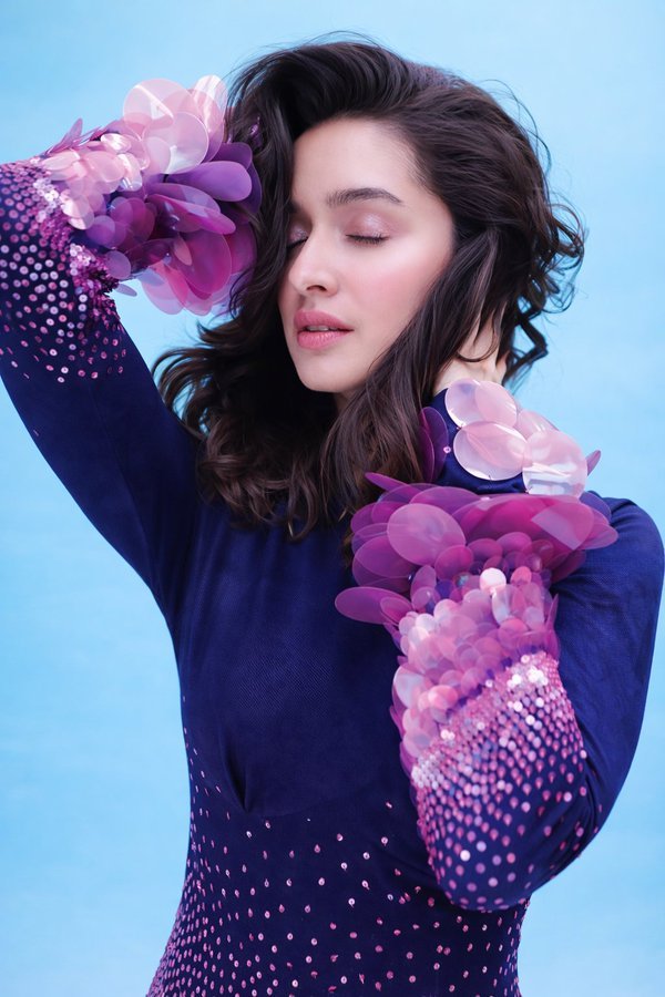 时尚人像 - 身着装饰性连衣裙的女性模特，工作室灯光，高清细节 - AI Image Prompt for Google Nano ...